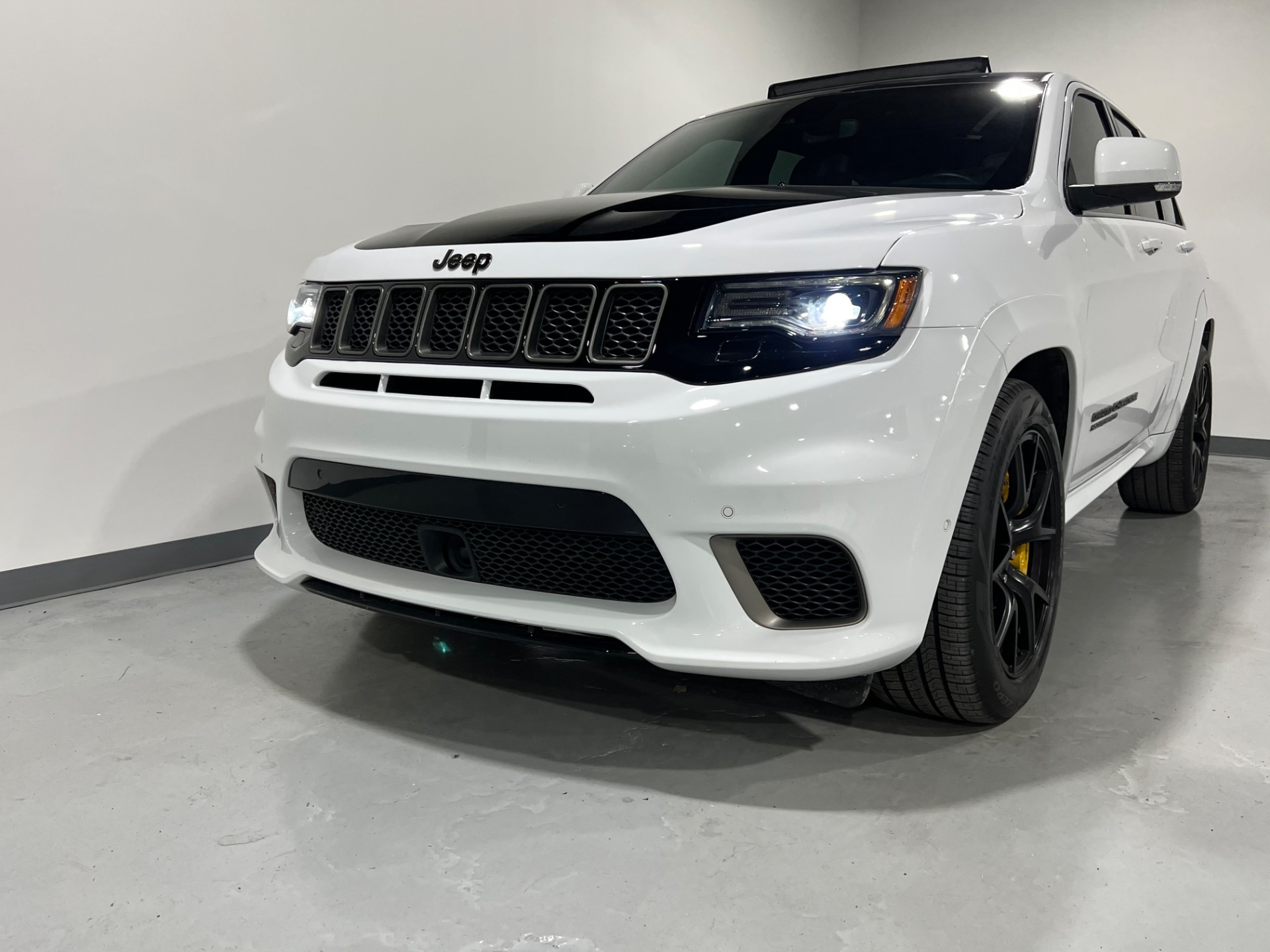 Used 2021 Bright White Clear Coat Jeep Grand Cherokee trackhawk pano roof SRT V8 707hp 4wd ...
