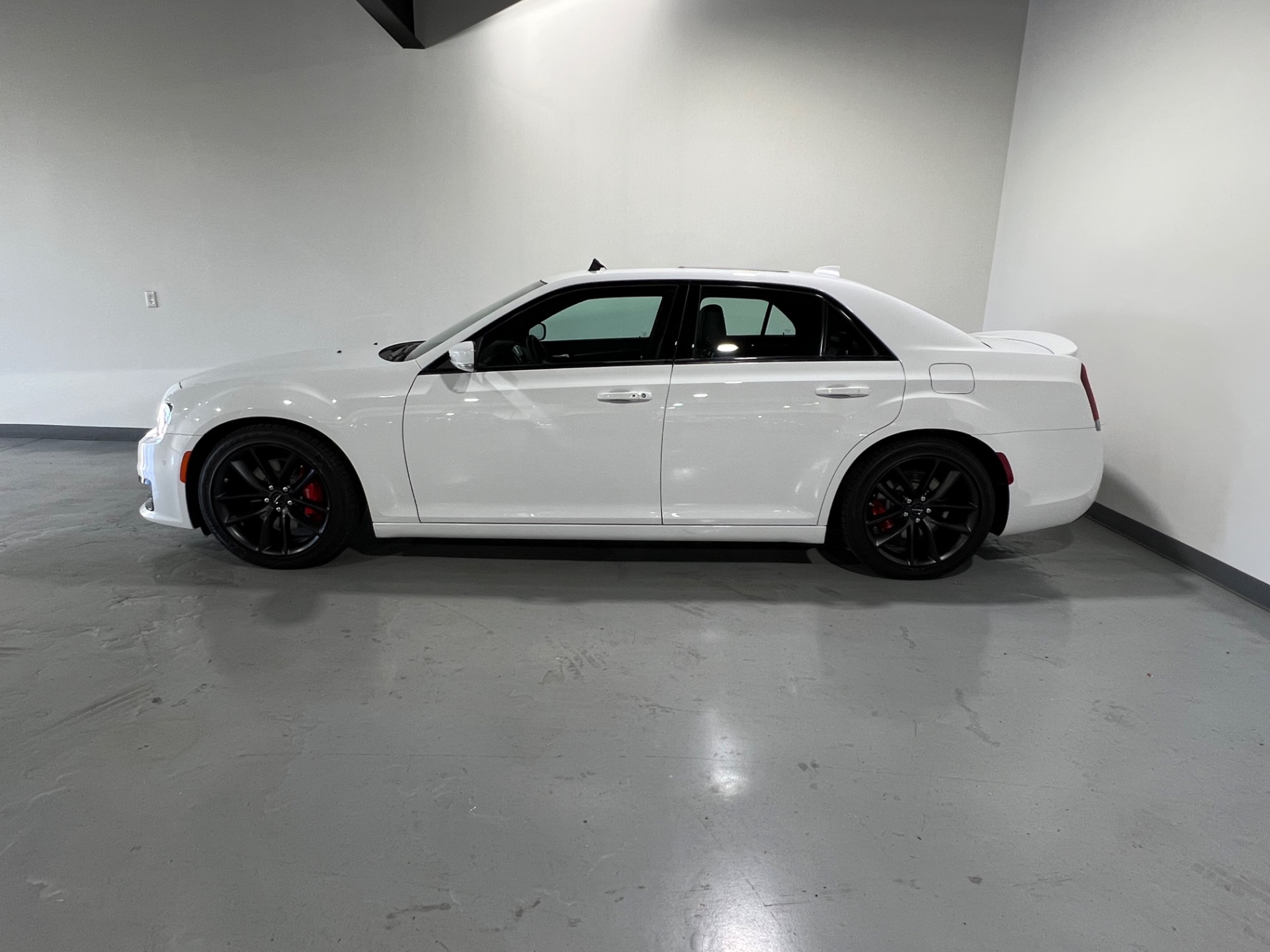 White Chrysler 300 With Black Rims