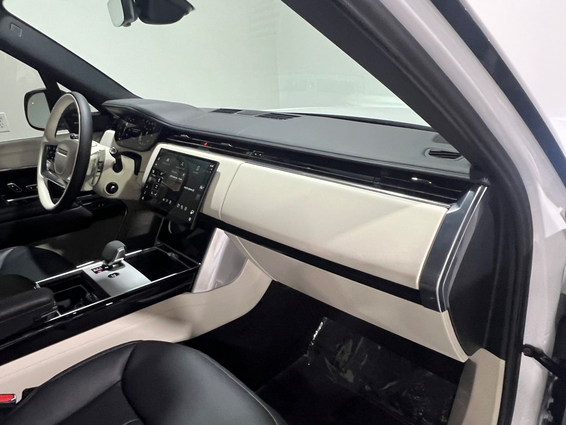 Used 2024 Fuji White Land Rover Range Rover P400 long wheel base 3rd ...