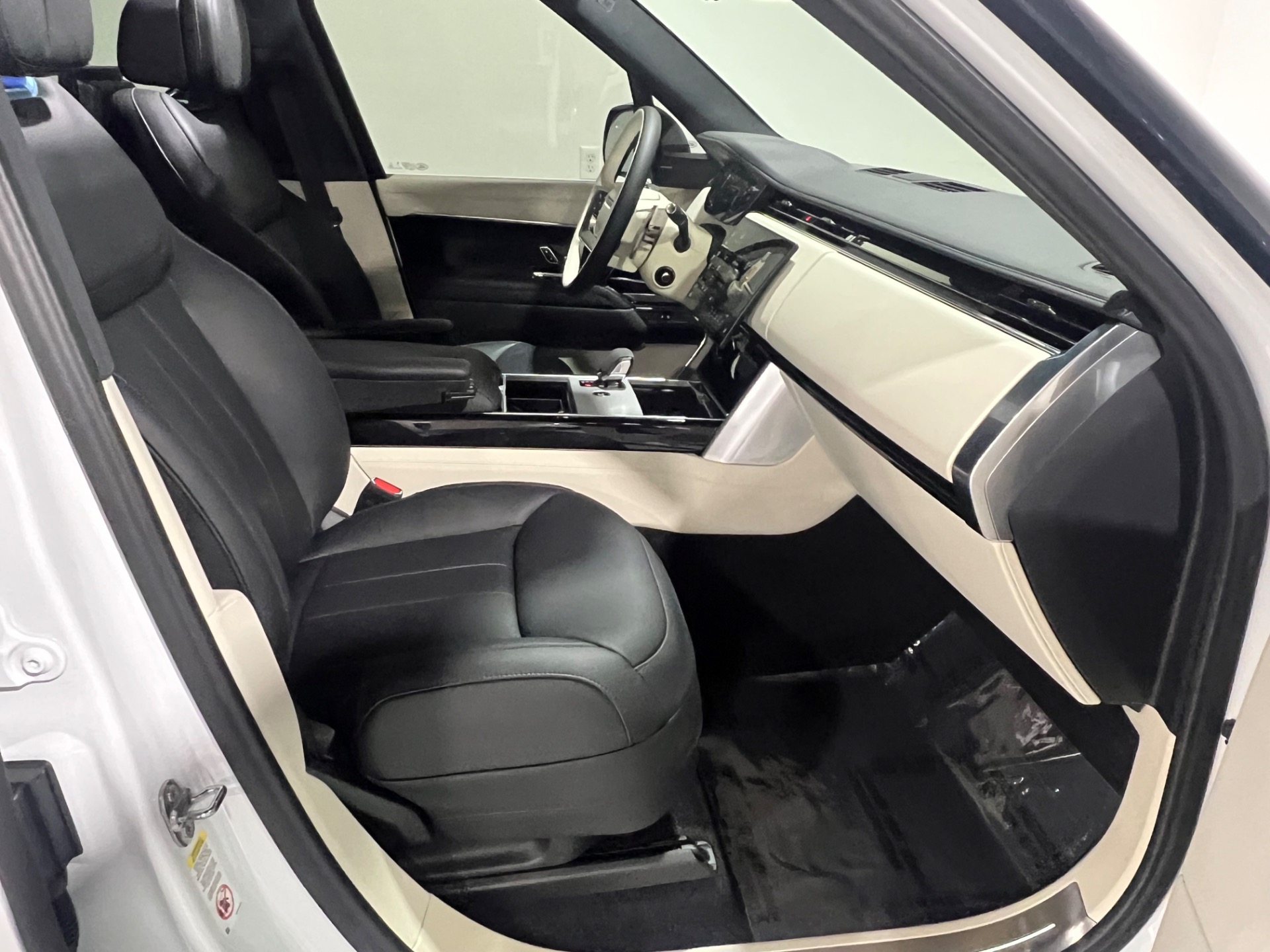 Used 2024 Fuji White Land Rover Range Rover P400 long wheel base 3rd ...