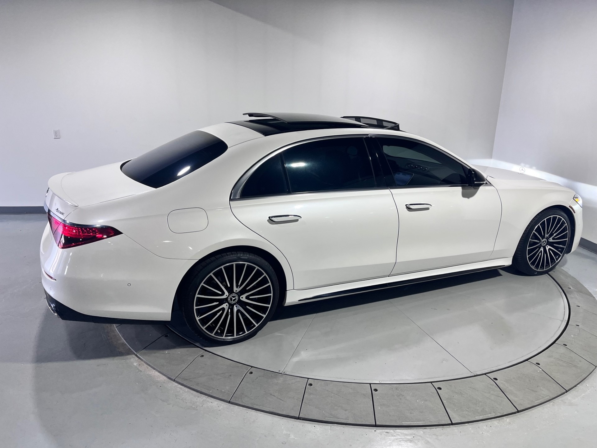 Used 2022 MANUFAKTUR Diamond White Metallic Mercedes-Benz S-Class S580 ...