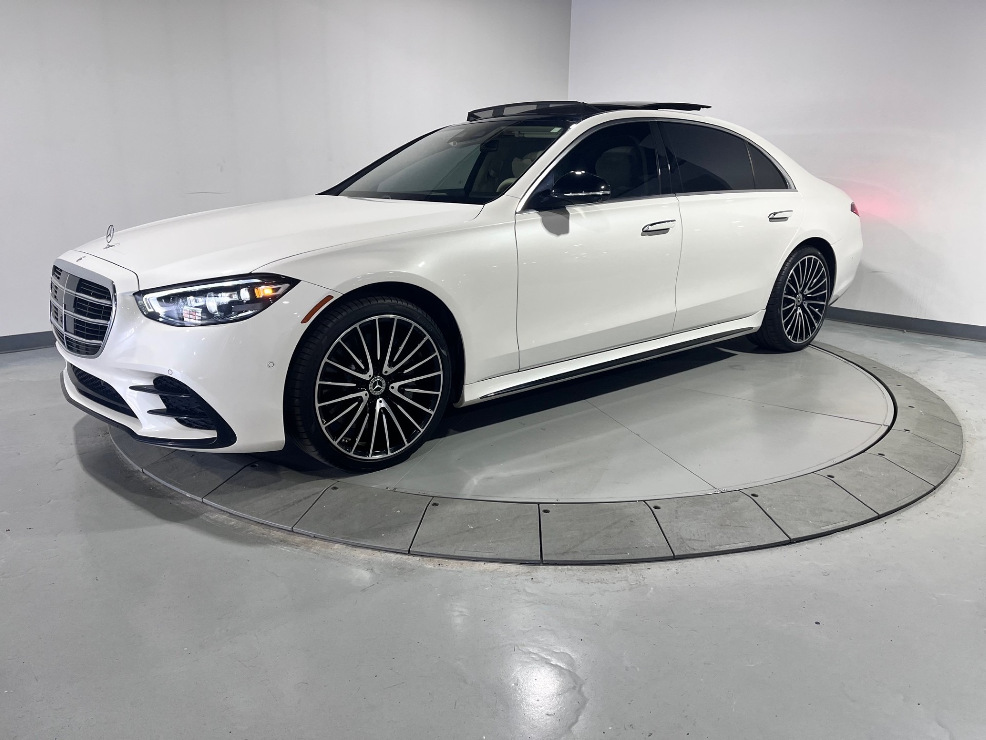 Used 2022 MANUFAKTUR Diamond White Metallic Mercedes-Benz S-Class S580 ...
