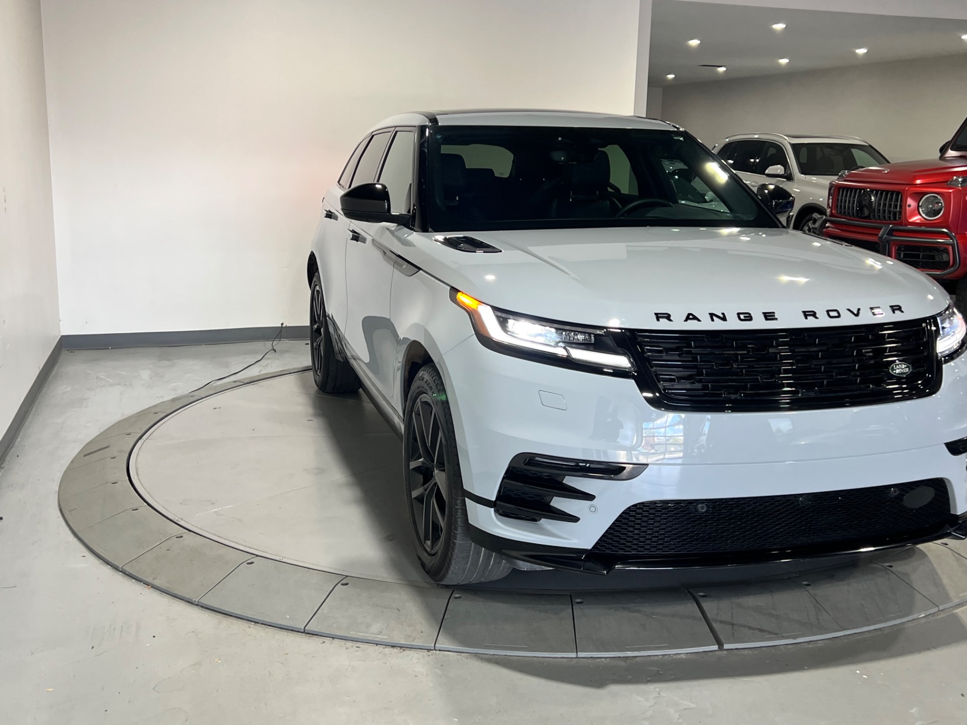 Used 2024 Arroios Grey Metallic Land Rover Range Rover Velar P250 SE ...