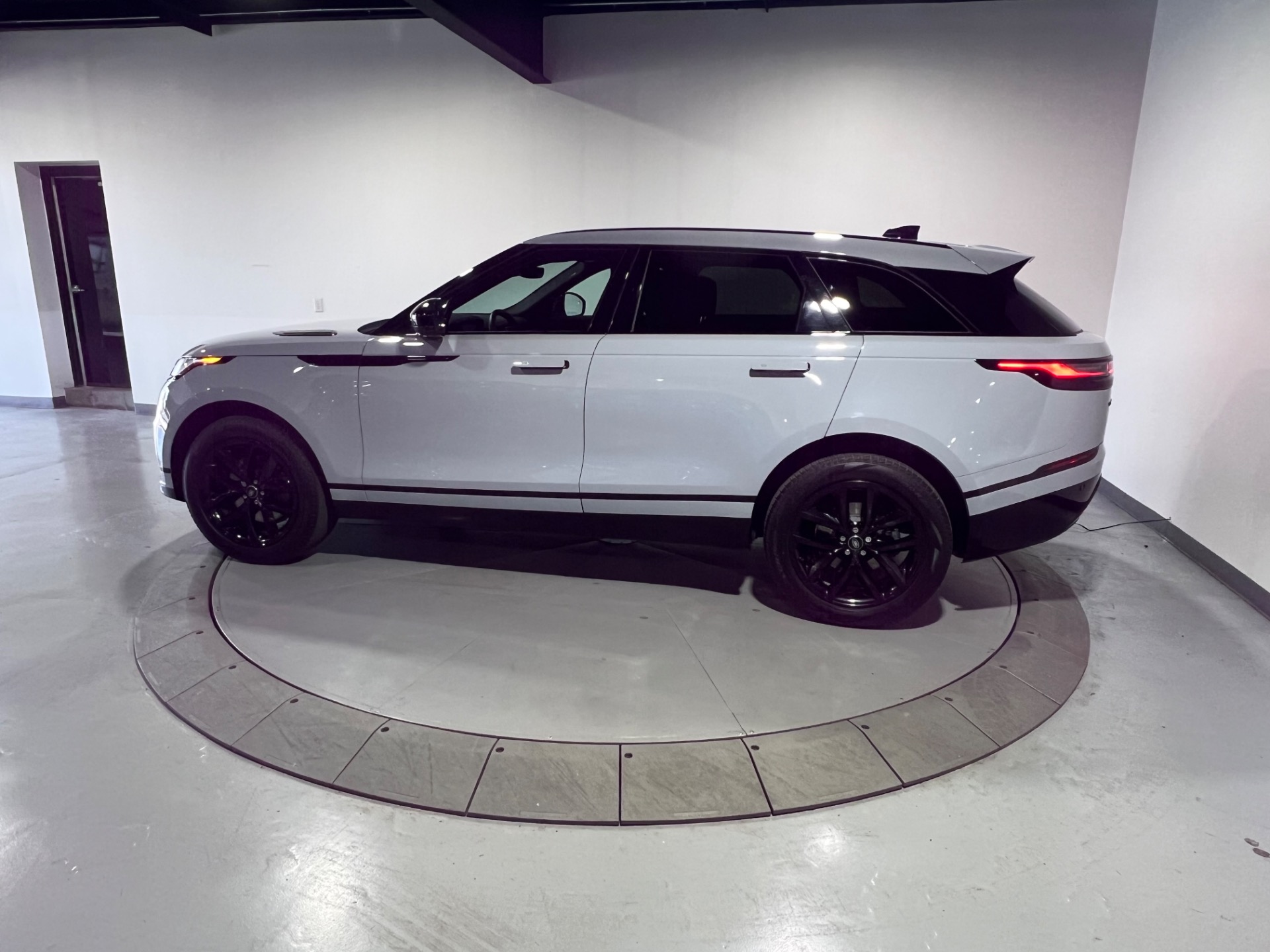Used 2024 Arroios Grey Metallic Land Rover Range Rover Velar P250 SE ...