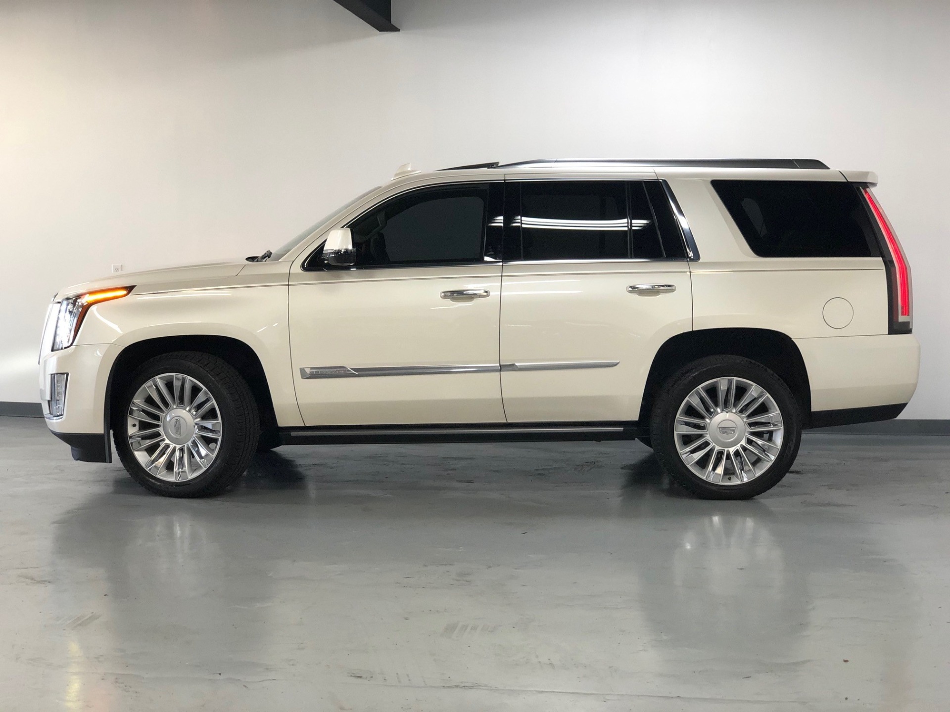 Cadillac Escalade White Diamond
