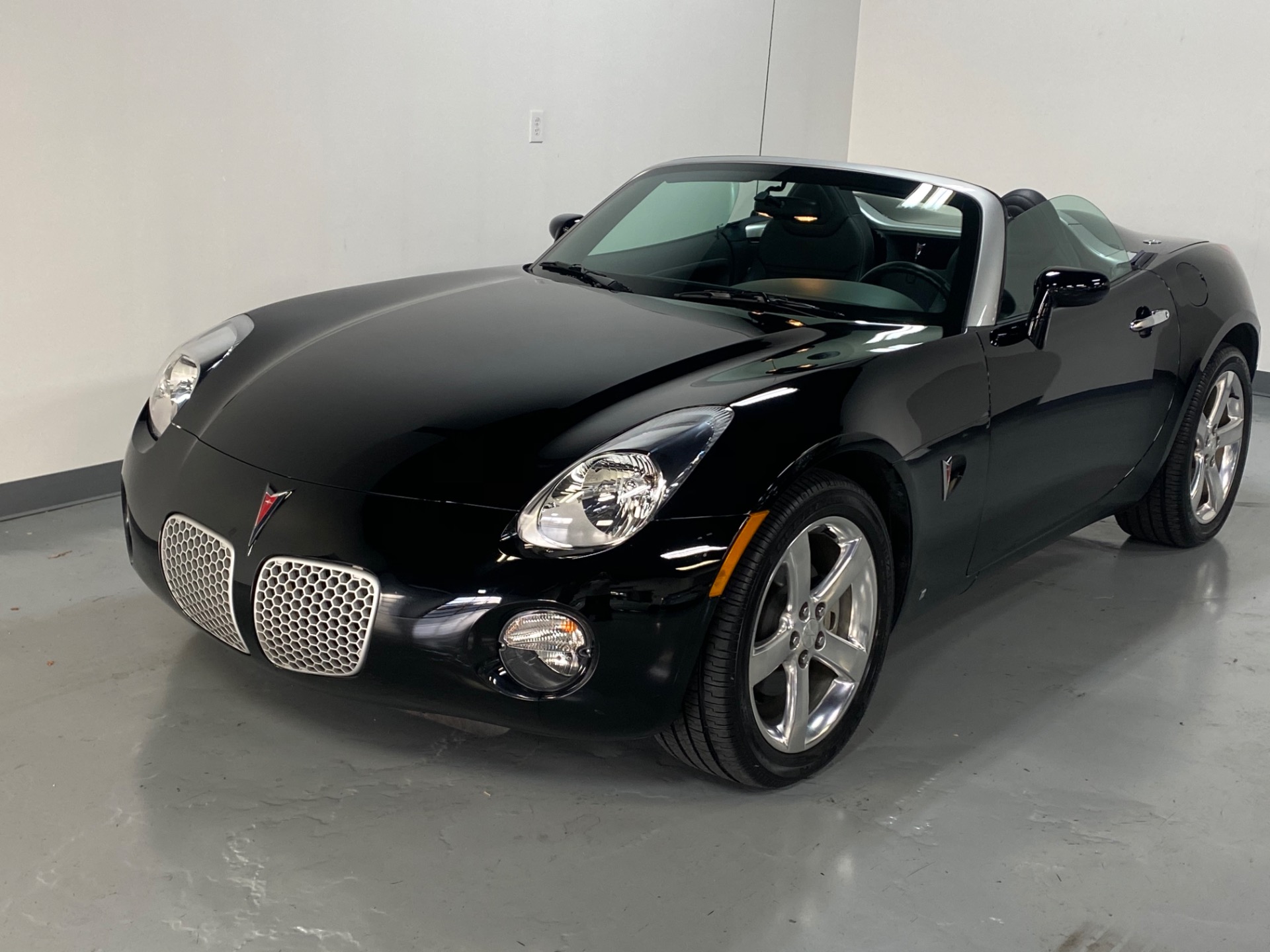 Pontiac Solstice Black